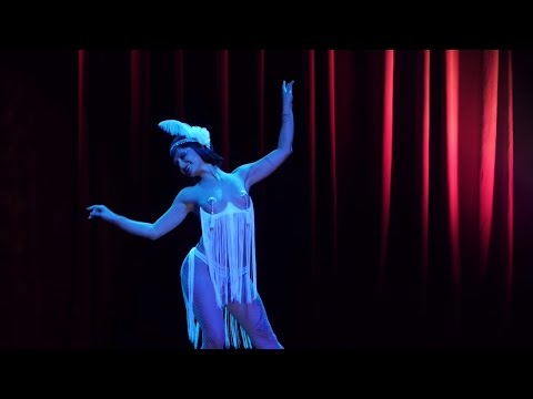 08 Honey Hula La   Flapper - Cirque Du Burlesque Oct 2013