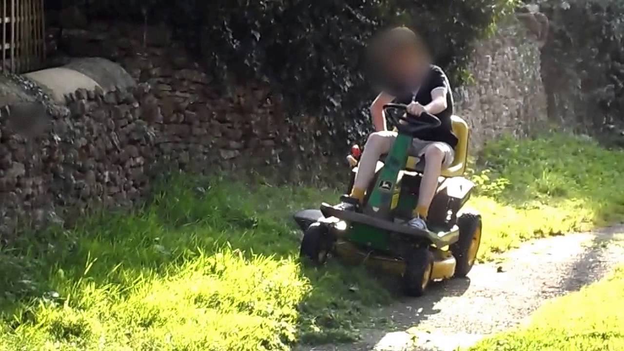 Cousin verge mowing out back on John Deere RX63! - YouTube