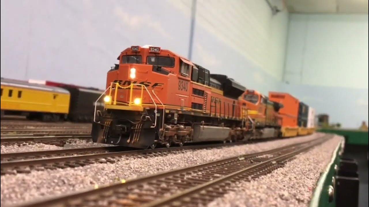 HO Scale Railfanning - BNSF 9340 Leads BNSF Train Q-ALTWSP - YouTube
