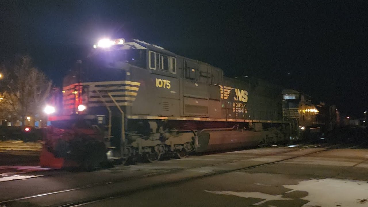 Fading P5! NS 1075 Leads CSX M684 through Terre Haute, IN - YouTube