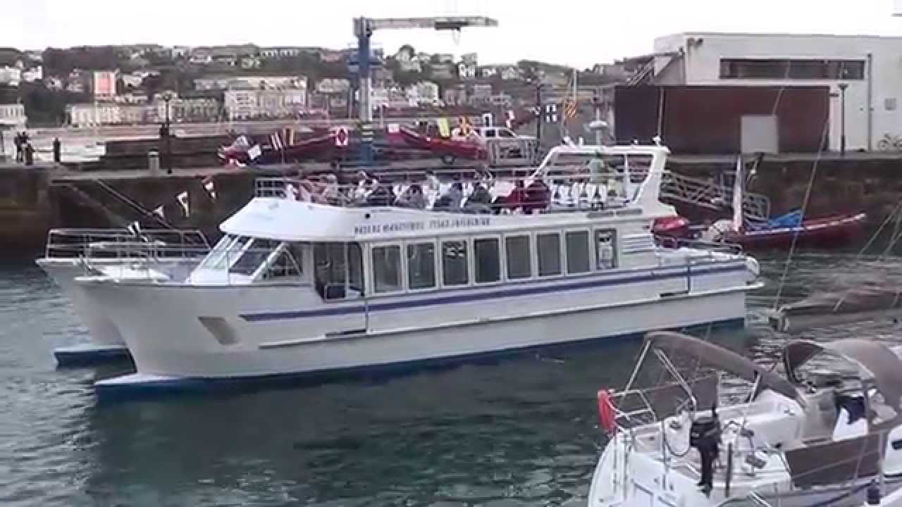 Los barcos turísticos en movimiento ,por el puerto de Donosti - YouTube