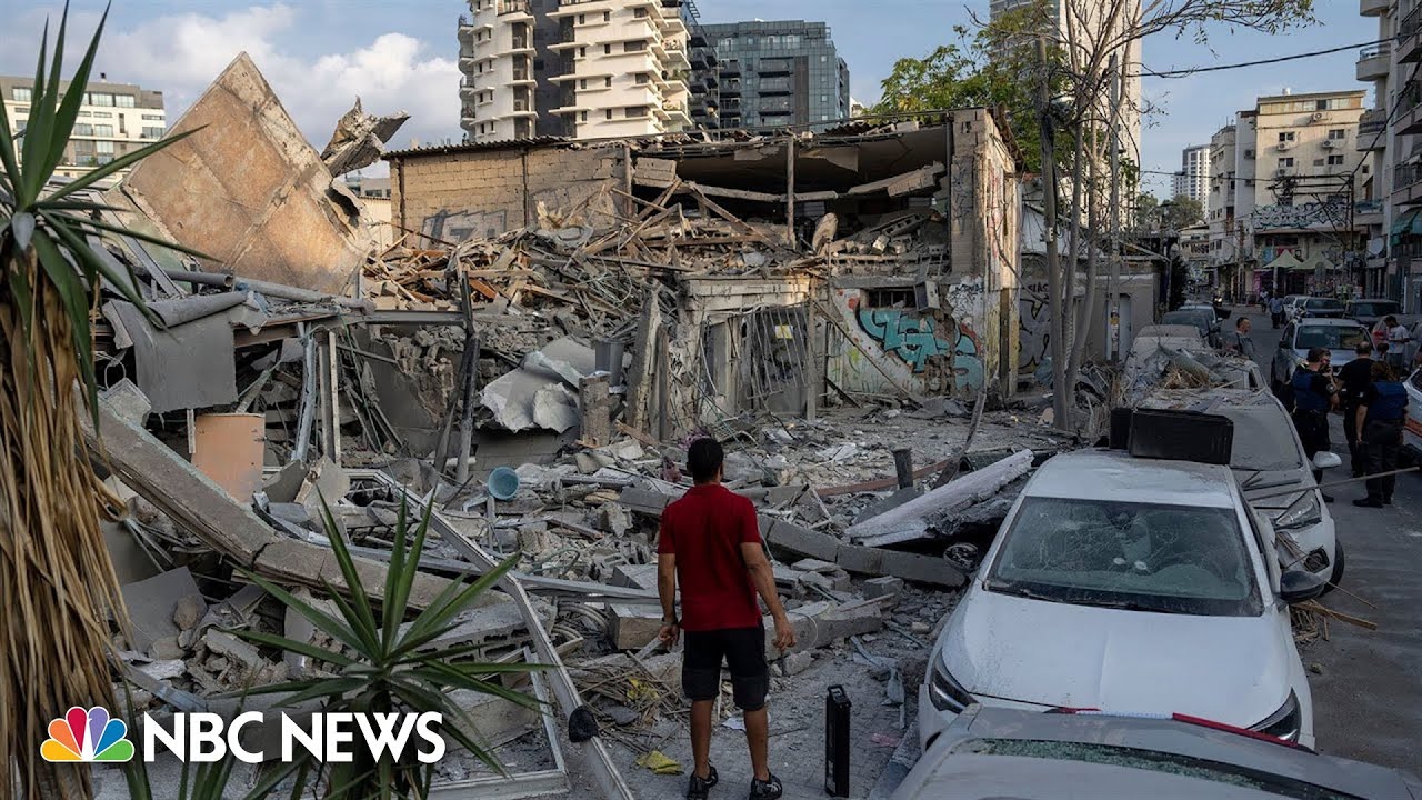 Hamas rocket barrage strikes Tel Aviv - YouTube