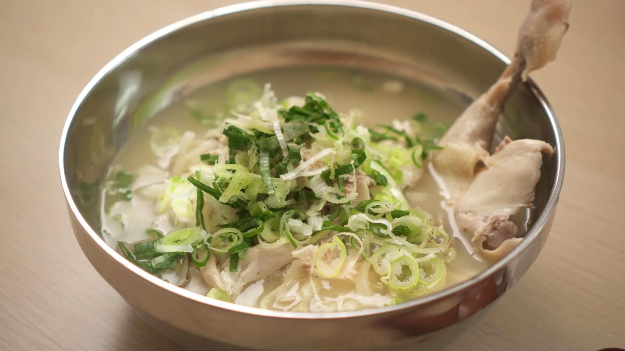 닭칼국수 / Chicken Kalguksu (Korean Chicken Soup Noodles) - YouTube