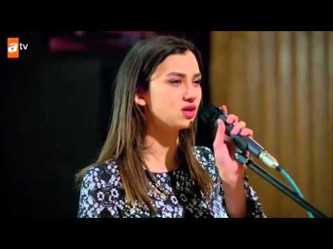 Kırgın Çiçekler Meral şarkı söylüyor