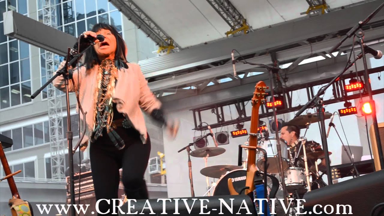 BUFFY SAINTE-MARIE - CHO CHO FIRE LIVE @ YONGE DUNDAS SQUARE 2012 - YouTube