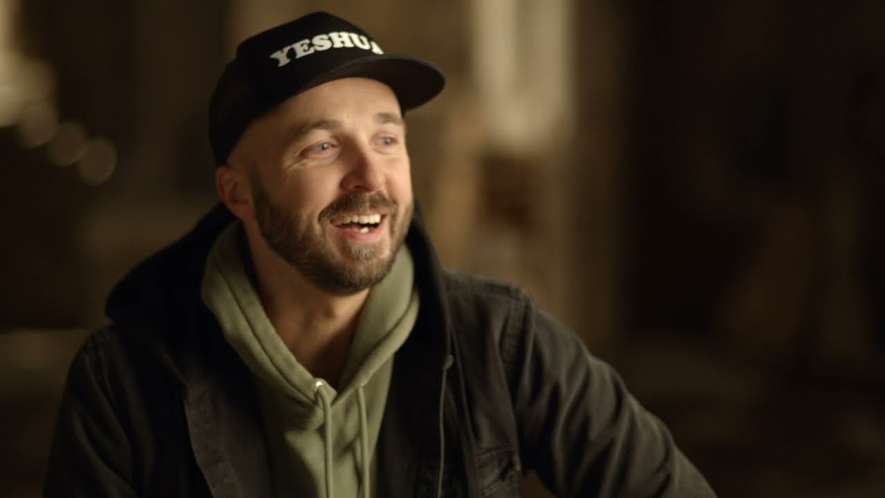 Joshua Aaron sharing about O Come Emmanuel on the set of The Chosen ...