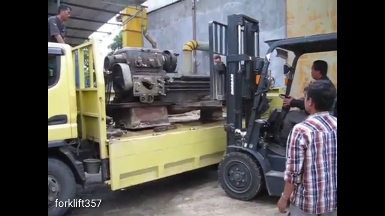 Proses forklift menurunkan mesin bubut, Forklift DOOSAN D30 - YouTube