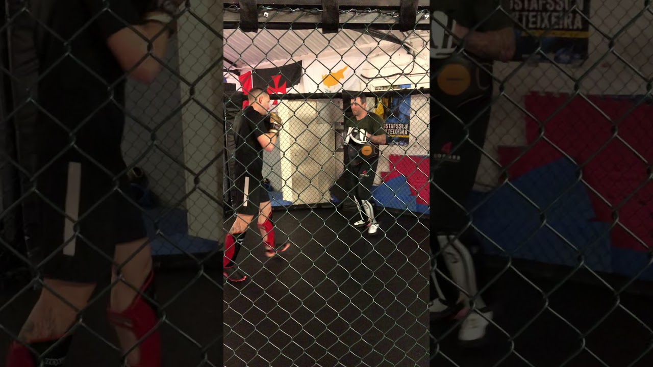 Glory kickboxer Jamie Bates doing pad work @4corners gym - YouTube
