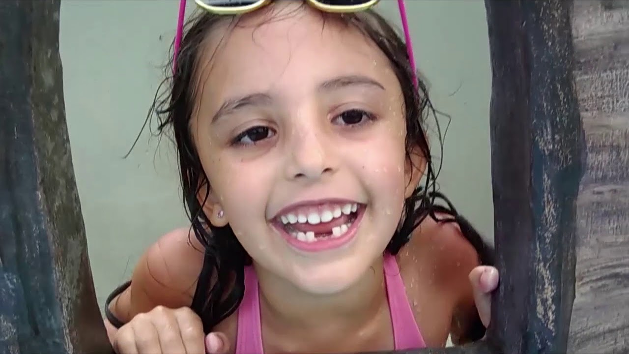 Mundo da Lele - Brincando no Parque Aquático Arco-Iris - YouTube