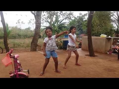 Mel e a prima Jennifer dançando
