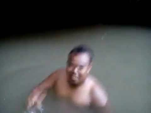 [Achun] Abg mandi bugil di sungai bulutuk
