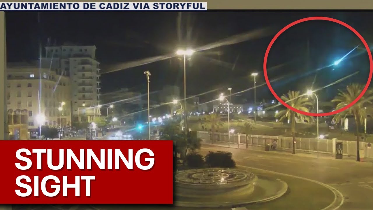 Blue-green meteor lights up night sky in Spain - YouTube