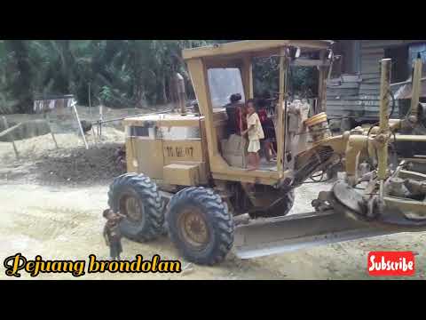 digubuk kebun sawit ada alat berat sedang parkir
