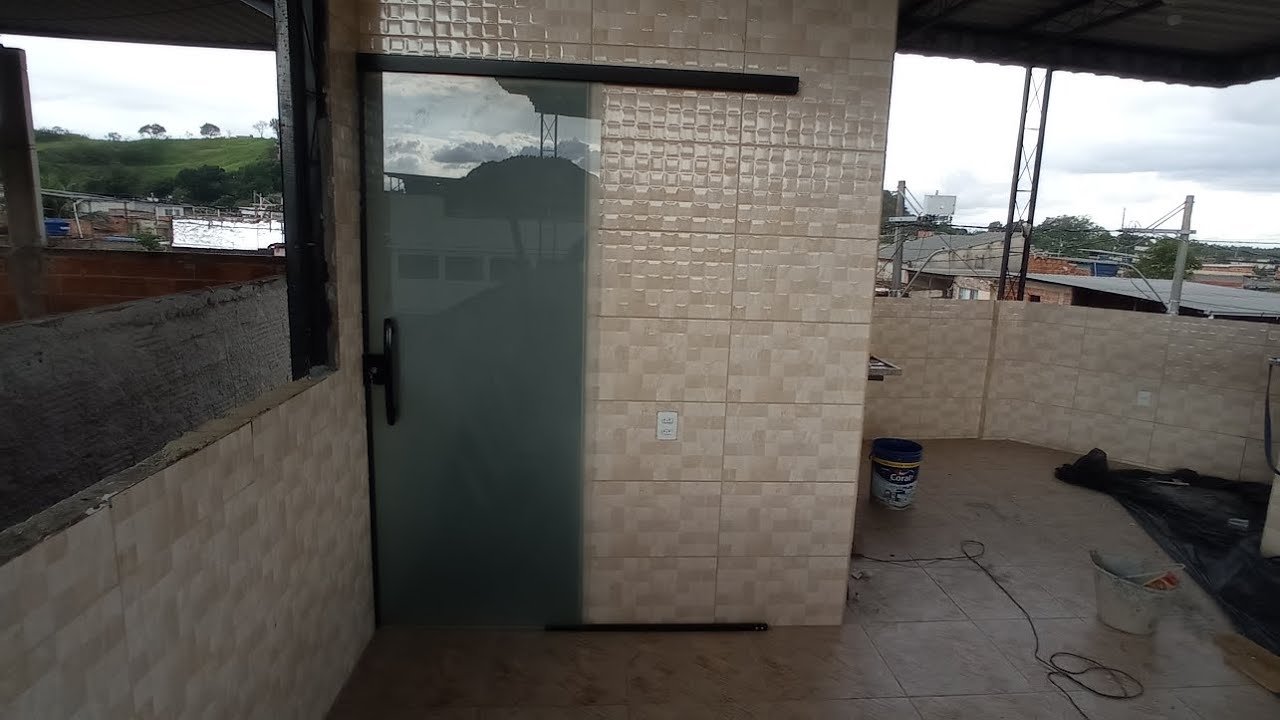 Porta de correr atrás da Parede vidro incolor jateado kit preto (2 ...