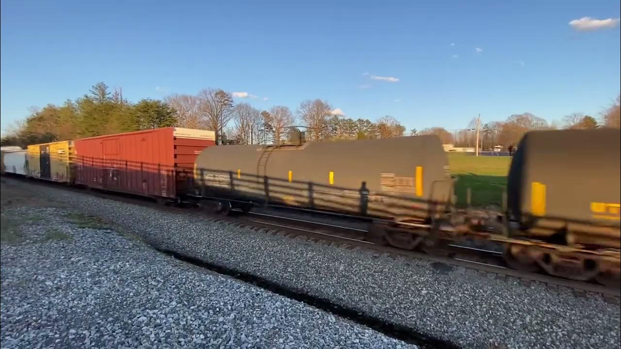 BNSF H1 leads 171 with a CSX T-4 Gevo and a UP 4th - YouTube