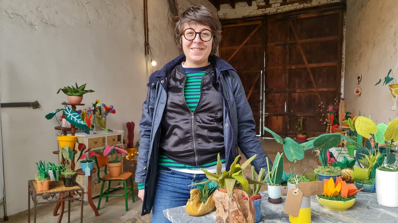 Alexandra Navarro expone su botánica en tela (4K) - YouTube