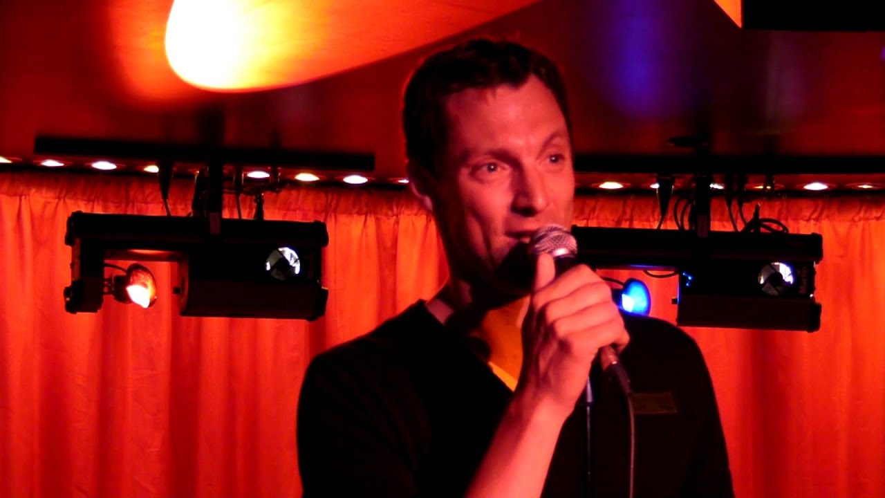 Kapitän Claas Cramer (auf AidaDiva) singt LIVE bei "Crew meets Bands ...