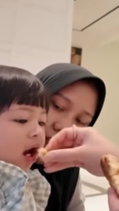 Seneng nyaa tth di suapin sama mama🤏#babylily#babyrans#baby#raffinagita#feedshort - YouTube
