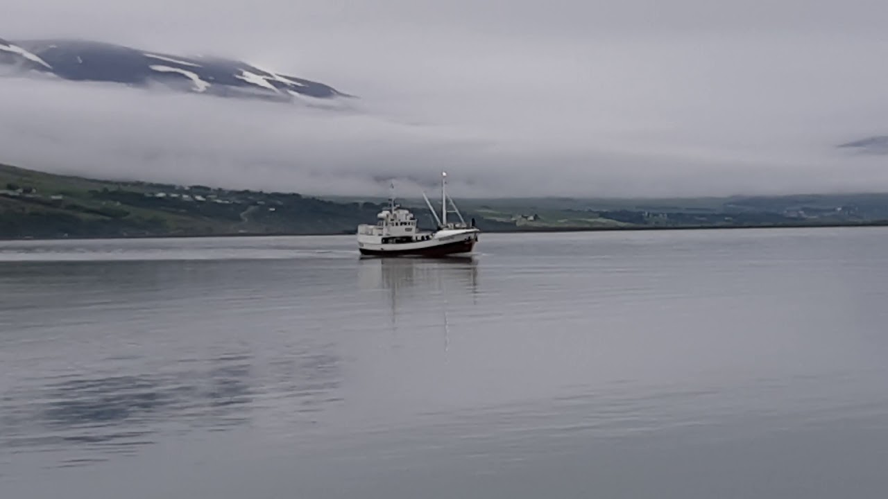 Húni II EA á Pollinum við Akureyri - YouTube