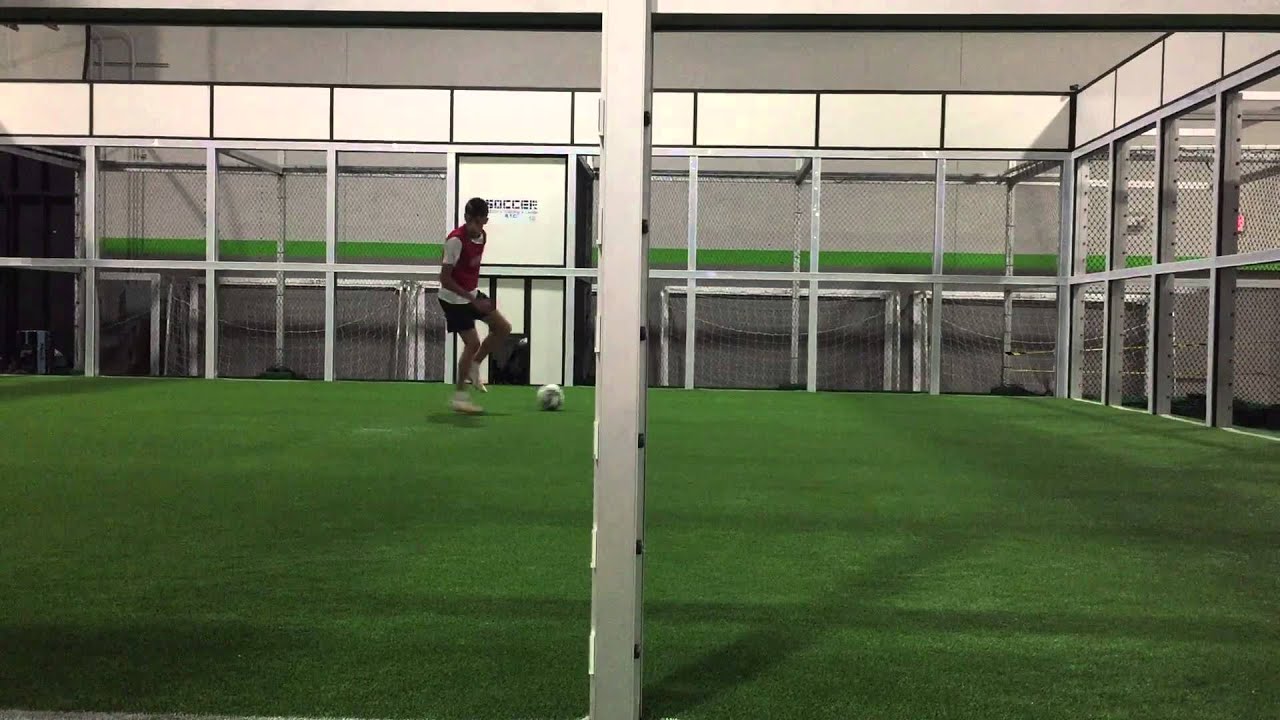 Entrenamiento en Footbonaut - YouTube