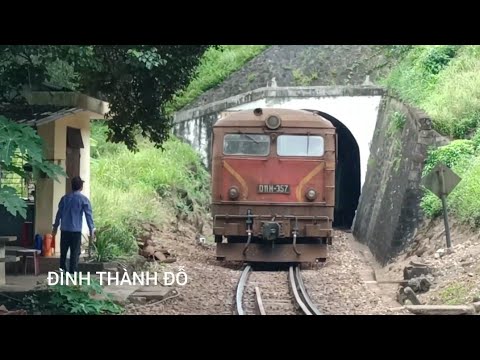 D11H locomotives run into the tunnel - YouTube