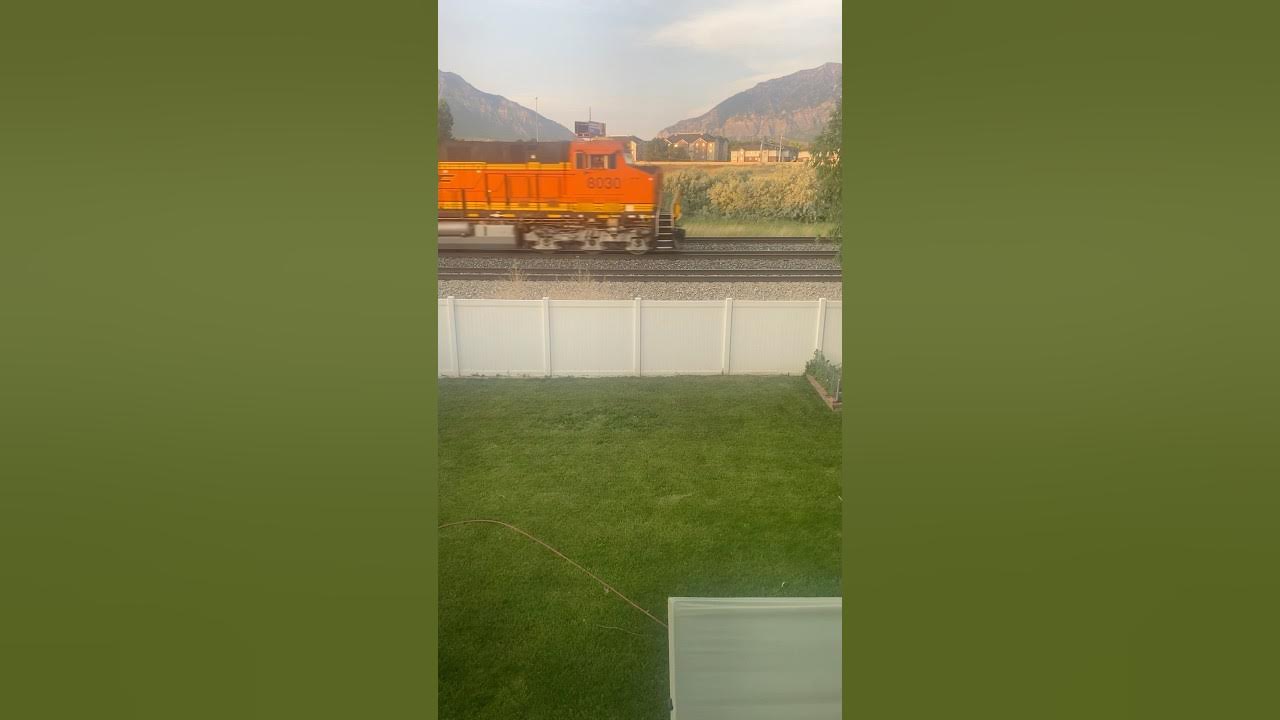 Super Fast BNSF Manifest led by BNSF 8030 To Provo Utah - YouTube