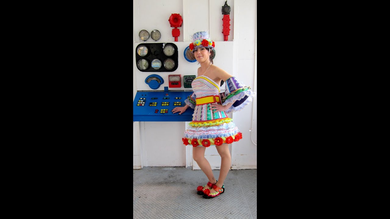 Dressing Instrucations for Candy Carousel - YouTube