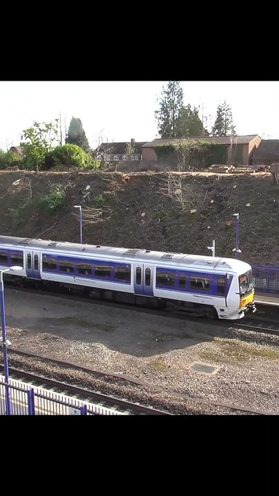 a train arriving at beaconsfeild! - YouTube