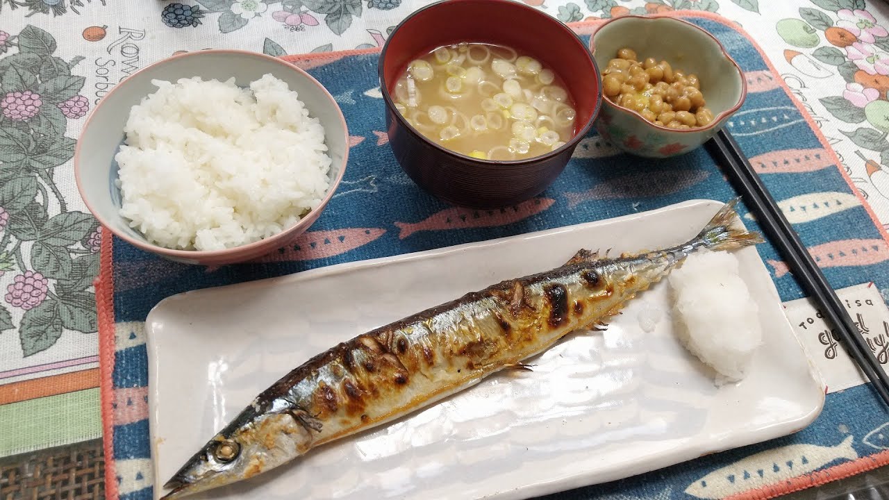 The grilled fish you should eat in Japan - Pacific saury - YouTube