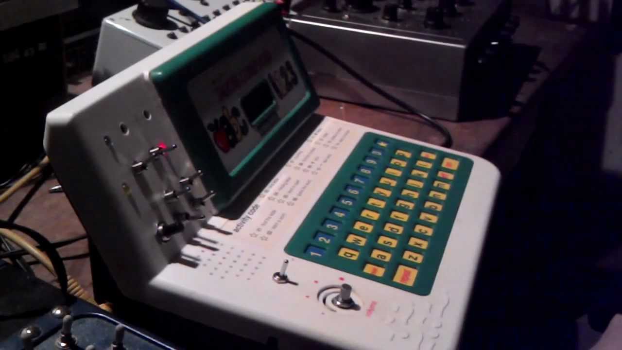 Little Talking Computer - A circuit bent demo by Zardoz poinG - YouTube