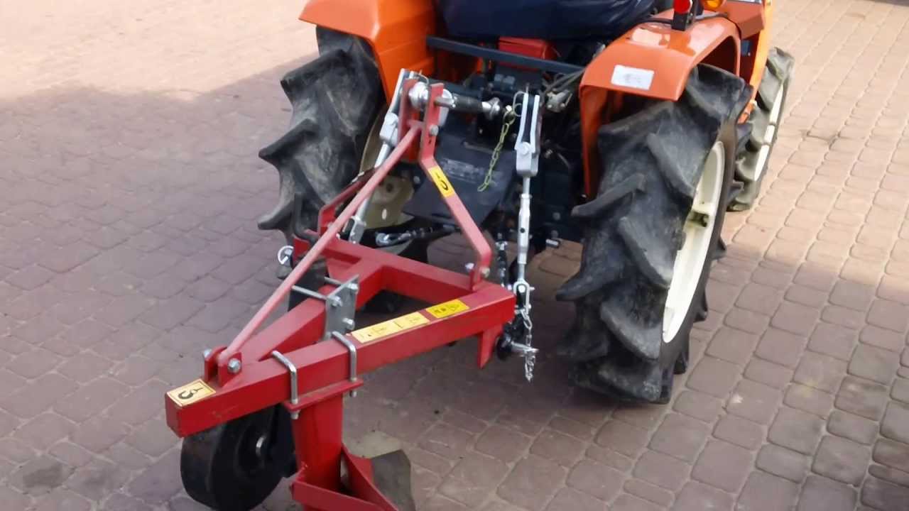 KUBOTA ZB 1502-M z pługiem do orania. www.traktorki.waw.pl - YouTube