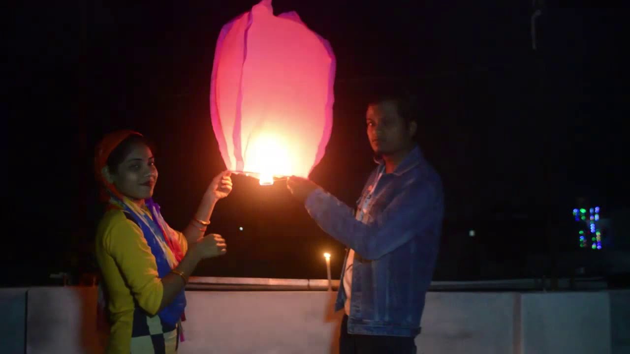 Couple enjoy light lamp balloon in night | Husband wife enjoy light ...