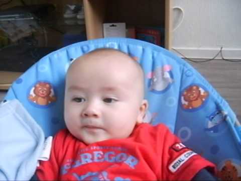 Baby 5 maanden trekt gekke bekken - YouTube