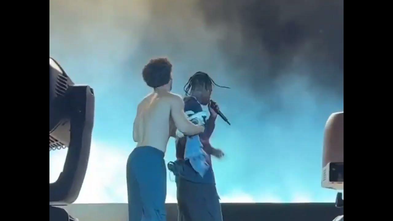 Travis Scott No Bystanders Live With Egyptian Fan - YouTube