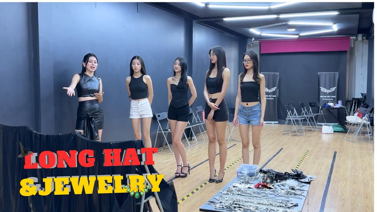 Professional models challenge to combine long hats with jewelry l Who ...