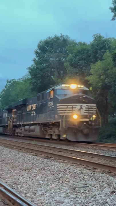 NS 7532 ES44DC leads NS 10K with a very friendly crew & a nice K5LA through Piscataway,NJ! - YouTube