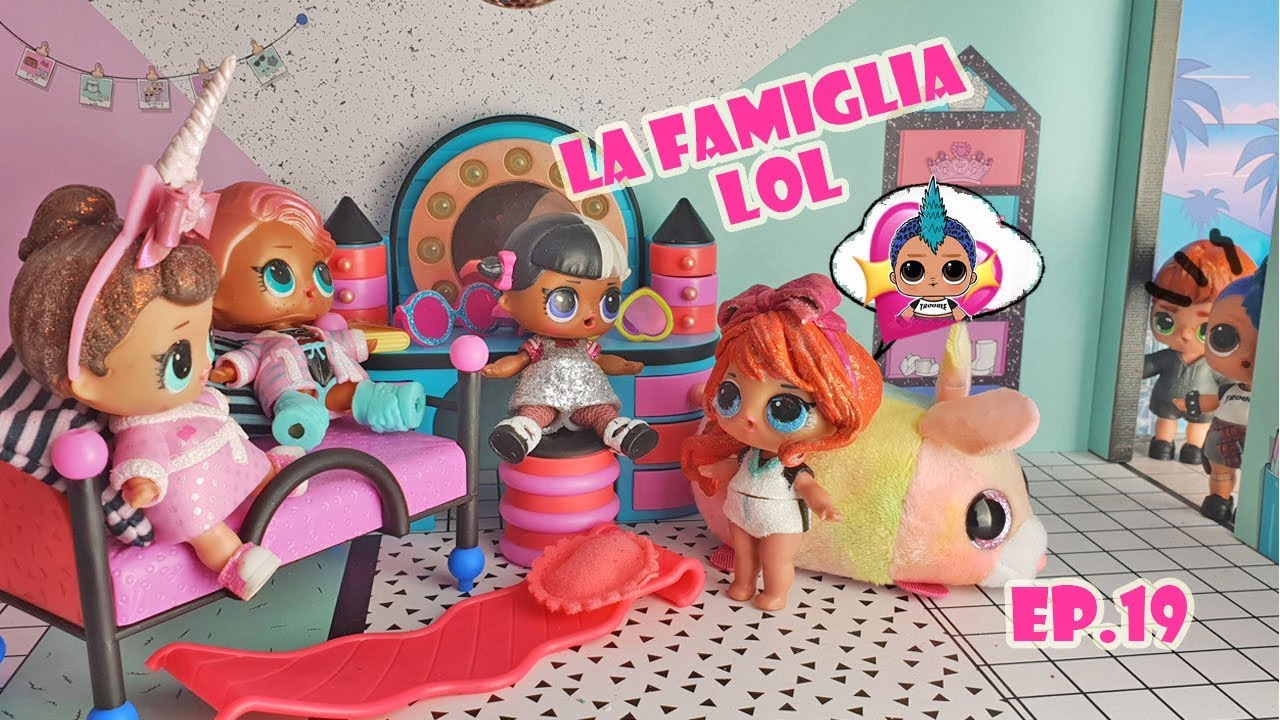 Il primo bacio 💋 di Glitter e Mike 😳 [La Famiglia LOL 🏡 Ep. 19] - YouTube