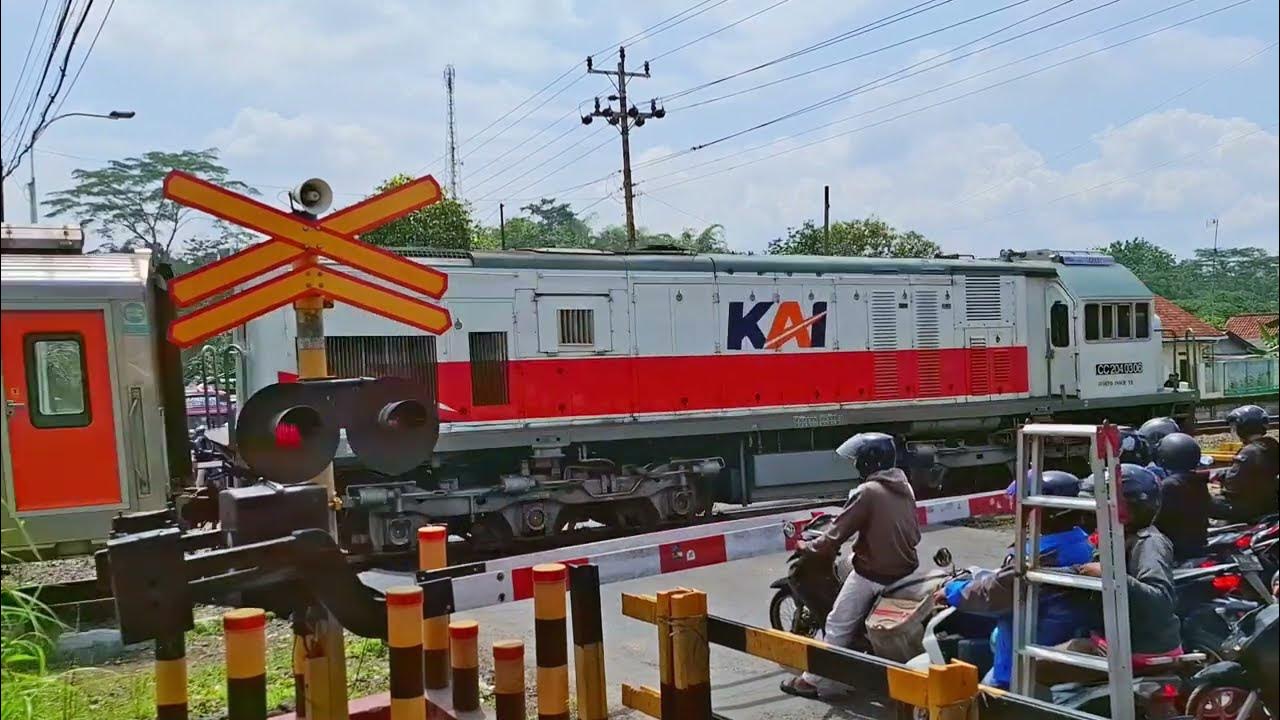 palang pintu perlintasan kereta api || railroad crossing || ka taksaka ...