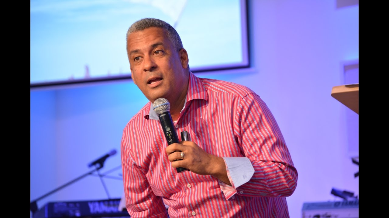 Bienvendida por el Pastor Carlos Jimenez - YouTube