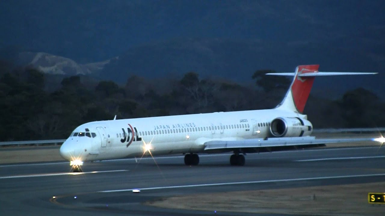 【最後の活躍1385便】 JAL MD-90-30 JA8029 Landing at Nanki - Shirahama - YouTube