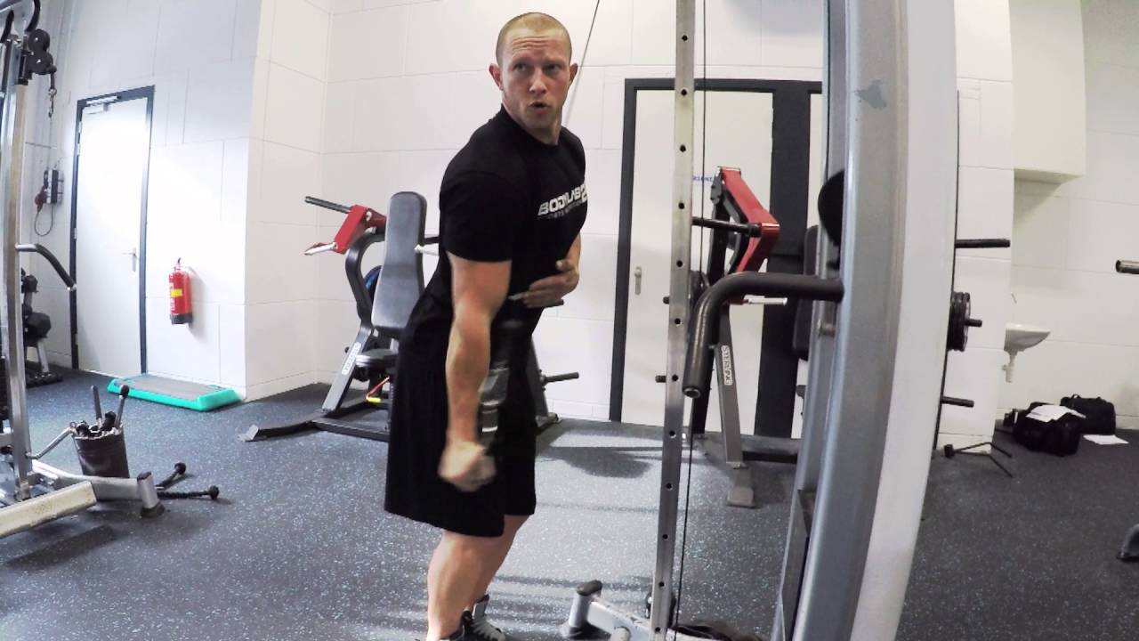 One arm cable extension - Triceps oefening - Bodylab.nl - YouTube