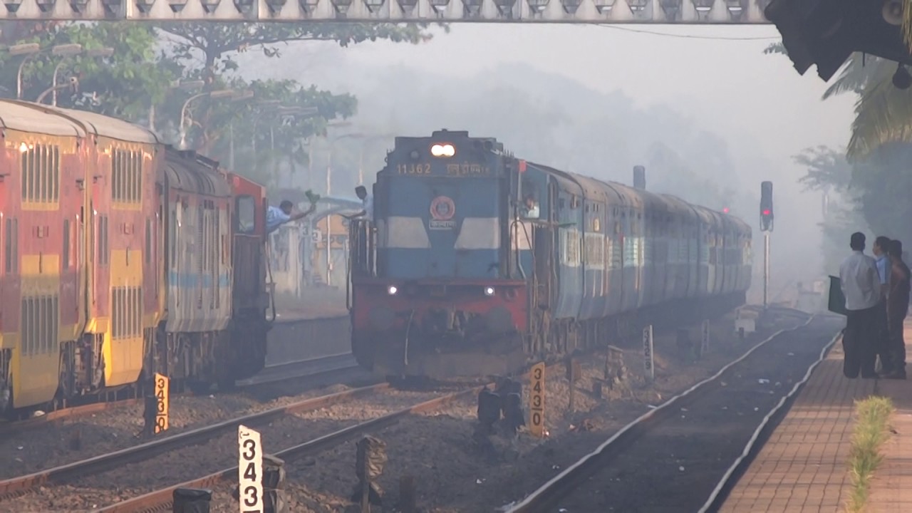 12133 MANGALORE EXPRESS CROSSING 11086 GOA AC DOUBLE DECKER EXPRESS ...