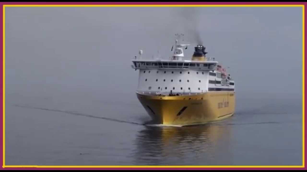 Saluti tra navi: Mega Express Three saluta la Corsica Victoria - YouTube