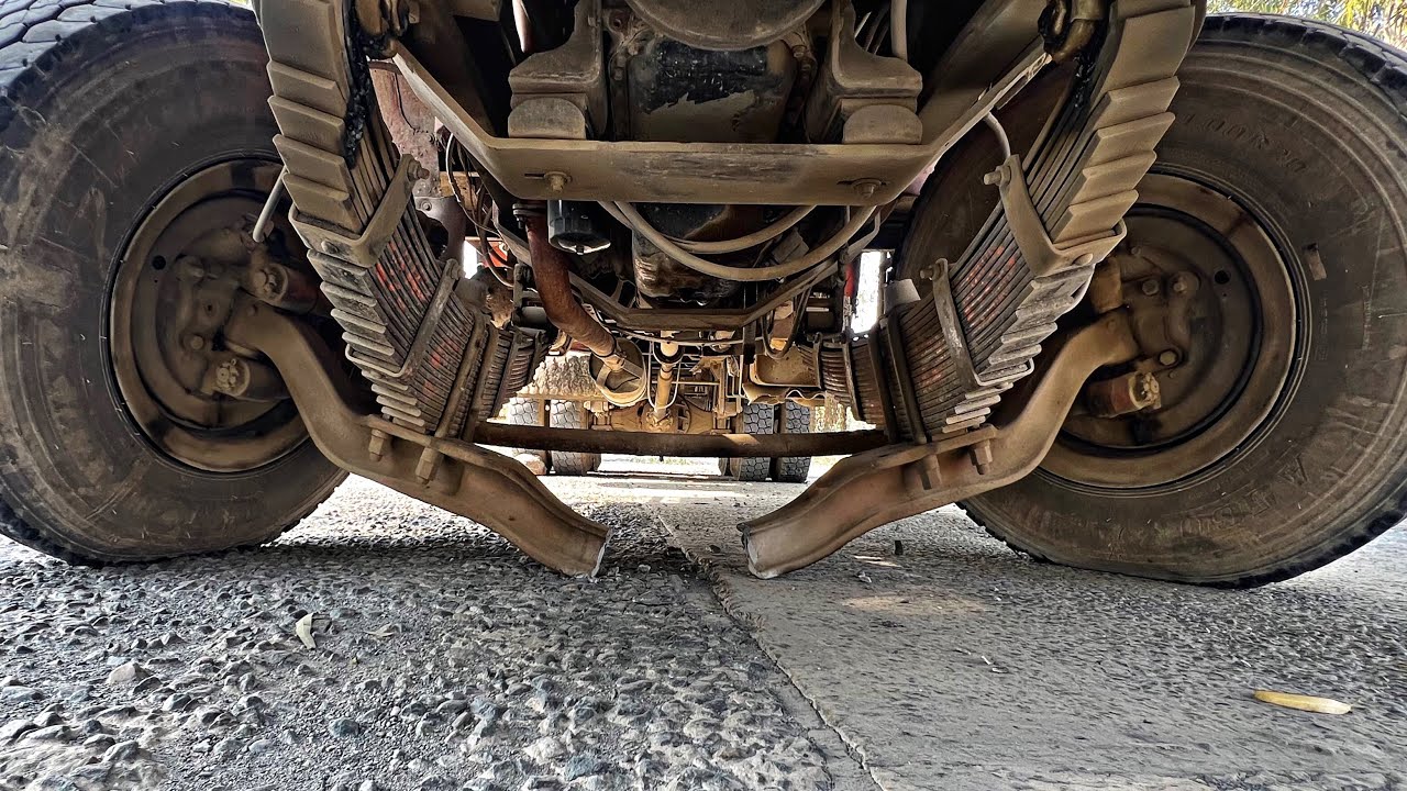 Dangerous Breakdown! The dumper’s front axle snapped into two pieces ...