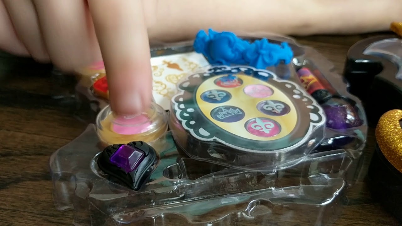 Descendants makeup kit party!! - YouTube