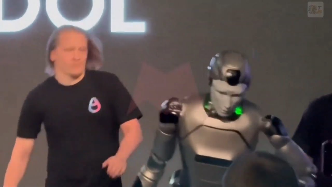 Russlands Humanoid „AIdol“ stürzt bei Premiere in Moskau - YouTube