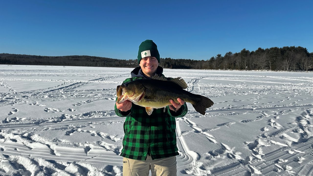 Awesome Day Ice Fishing (8 Pound Bass!!!) - YouTube