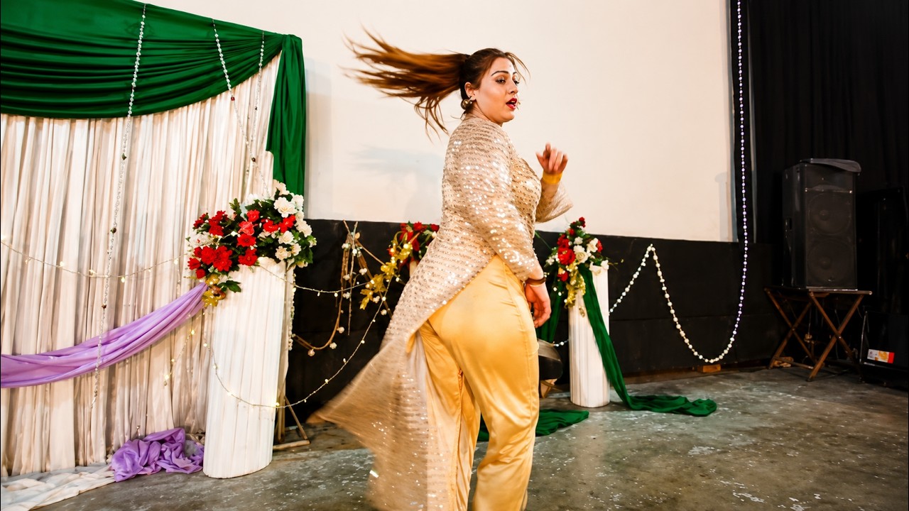 Neelam Gul Top Mast New Dance In Stage Show - YouTube