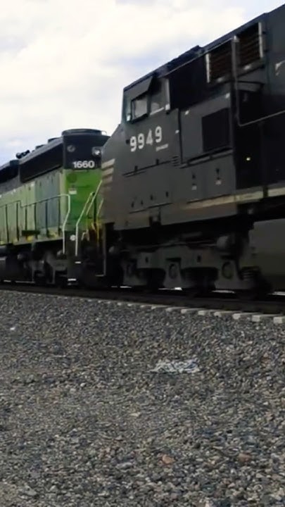 WOW VERY COOL!!!! NS C44-Dash 9 #9949 & BN SD40-2 #1660 #shorts #BN #NS #SD40 #Dash9 #K3LA # ...