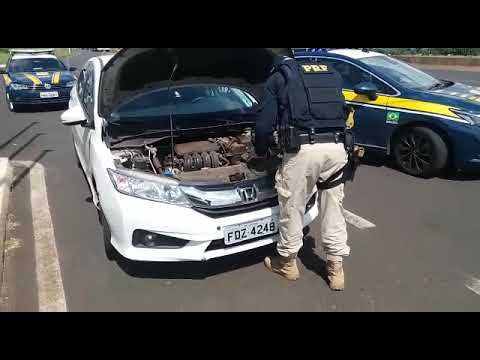 PRF recupera carro roubado após flagrar motorista dirigindo ao celular